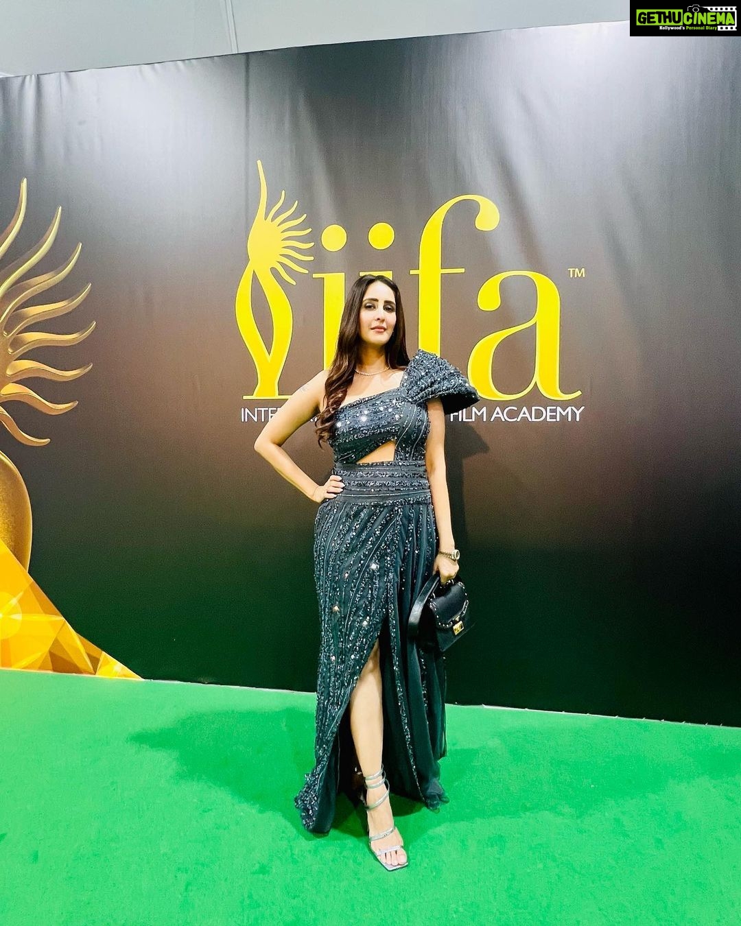 Chahatt Khanna Instagram – Some glitter & some magic with IIFA Awards ...