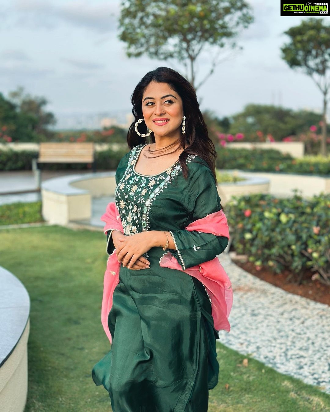 Falaq Naaz Instagram – Bloom and evolve 🌸💚 . . . Wearing ...