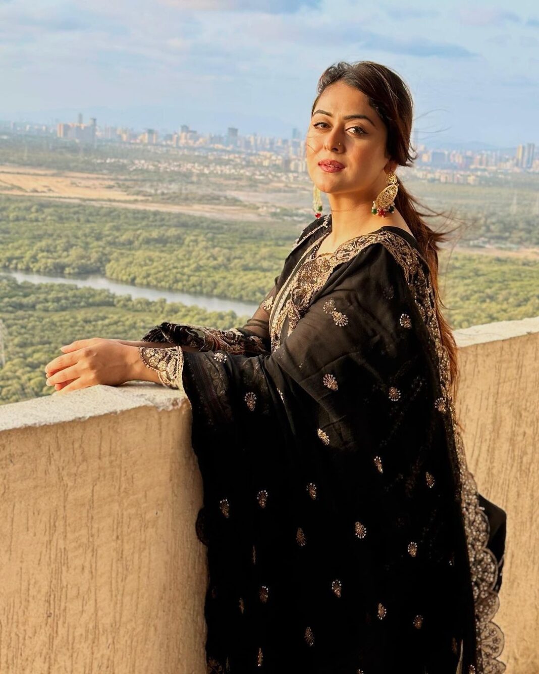 Actress Falaq Naaz HD Photos and Wallpapers May 2023 - Gethu Cinema