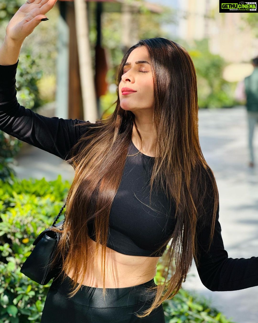 Hiba Nawab Instagram – Throwing up the shade for a little bit of ...
