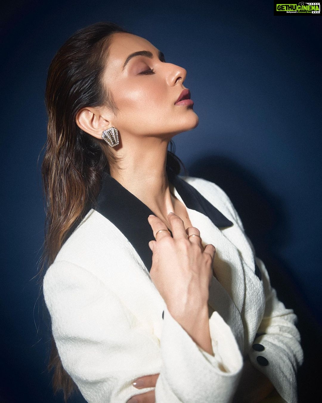 Rakul Preet Singh Instagram – Izza vibe 🖤🖤 for @ficci_india panel ...