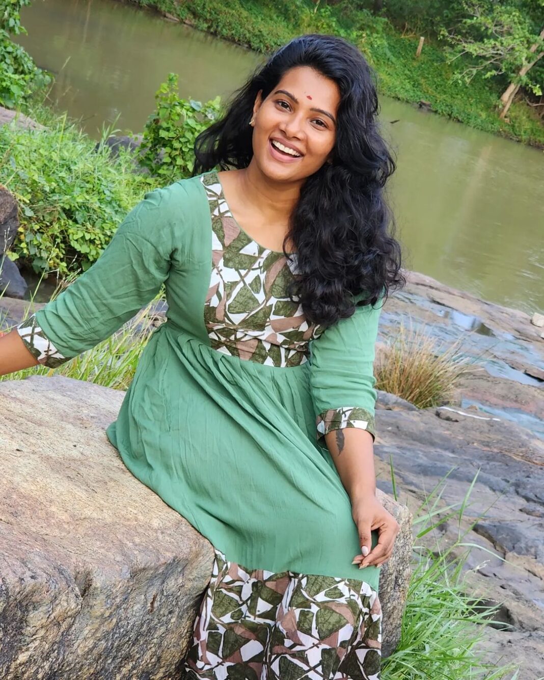 Actress Dhivya Duraisamy HD Photos and Wallpapers July 2023 | Gethu Cinema