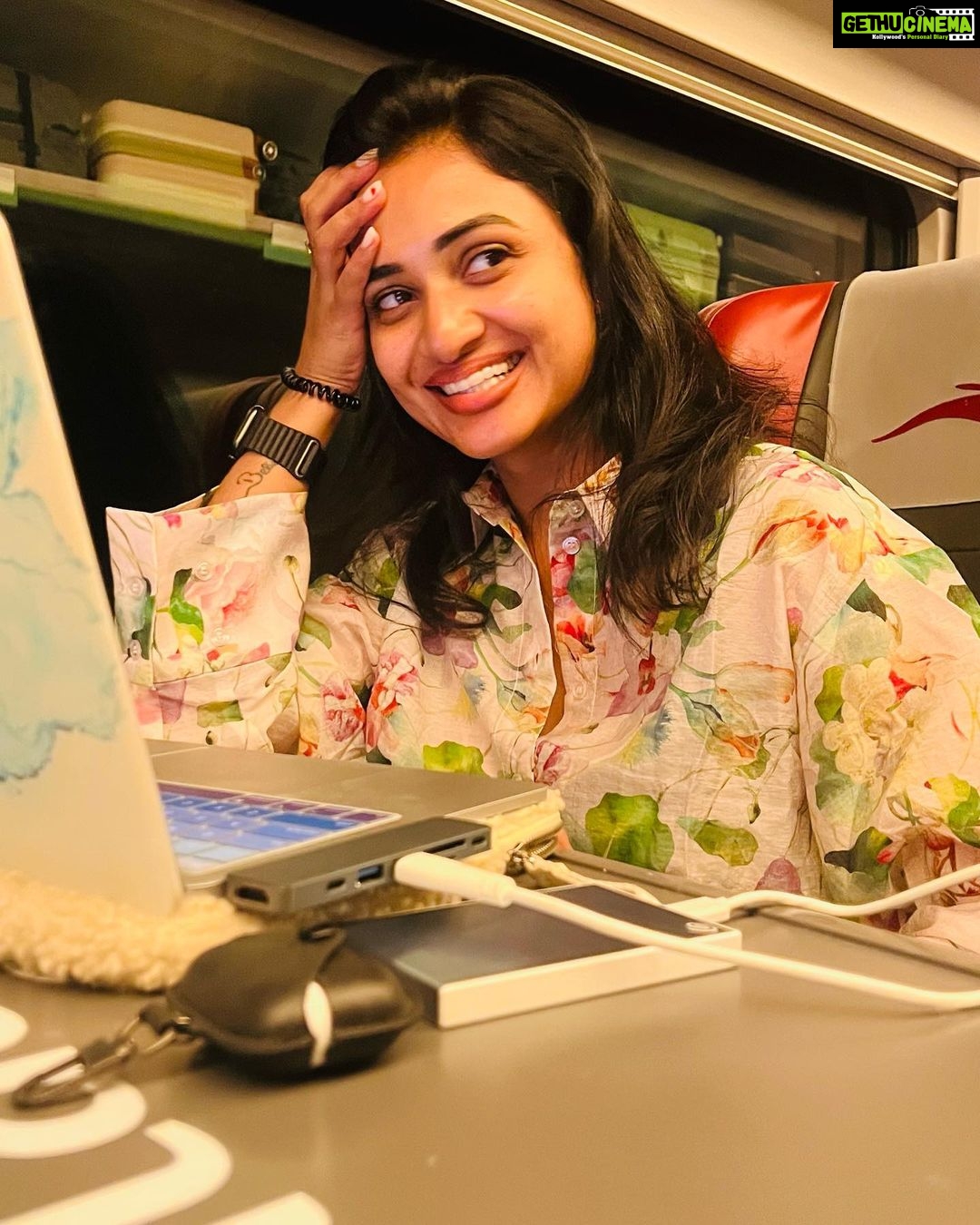Actress Janani Ashok Kumar HD Instagram Photos and Wallpapers August ...