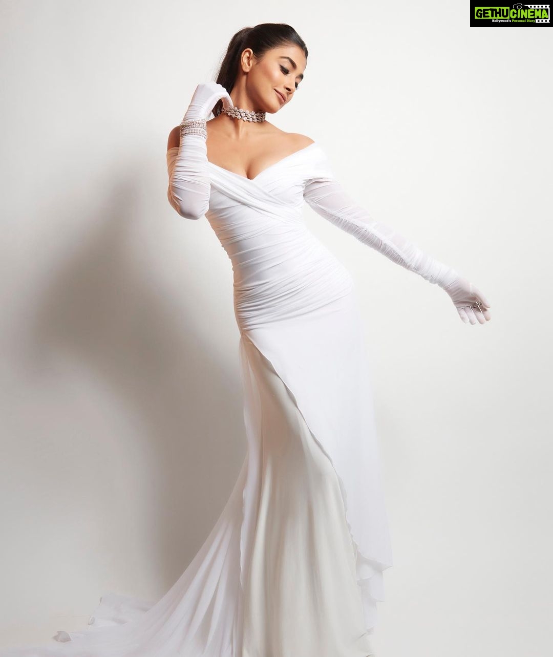 Pooja Hegde Instagram – White on white 🕊️🤍 | Gethu Cinema