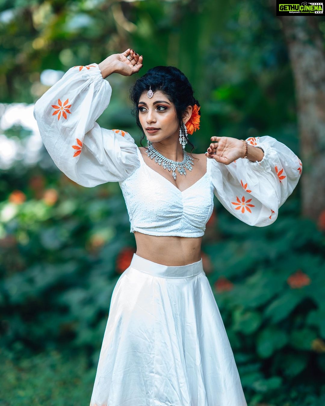 Actress Shruthi Rajanikanth HD Instagram Photos and Wallpapers August ...