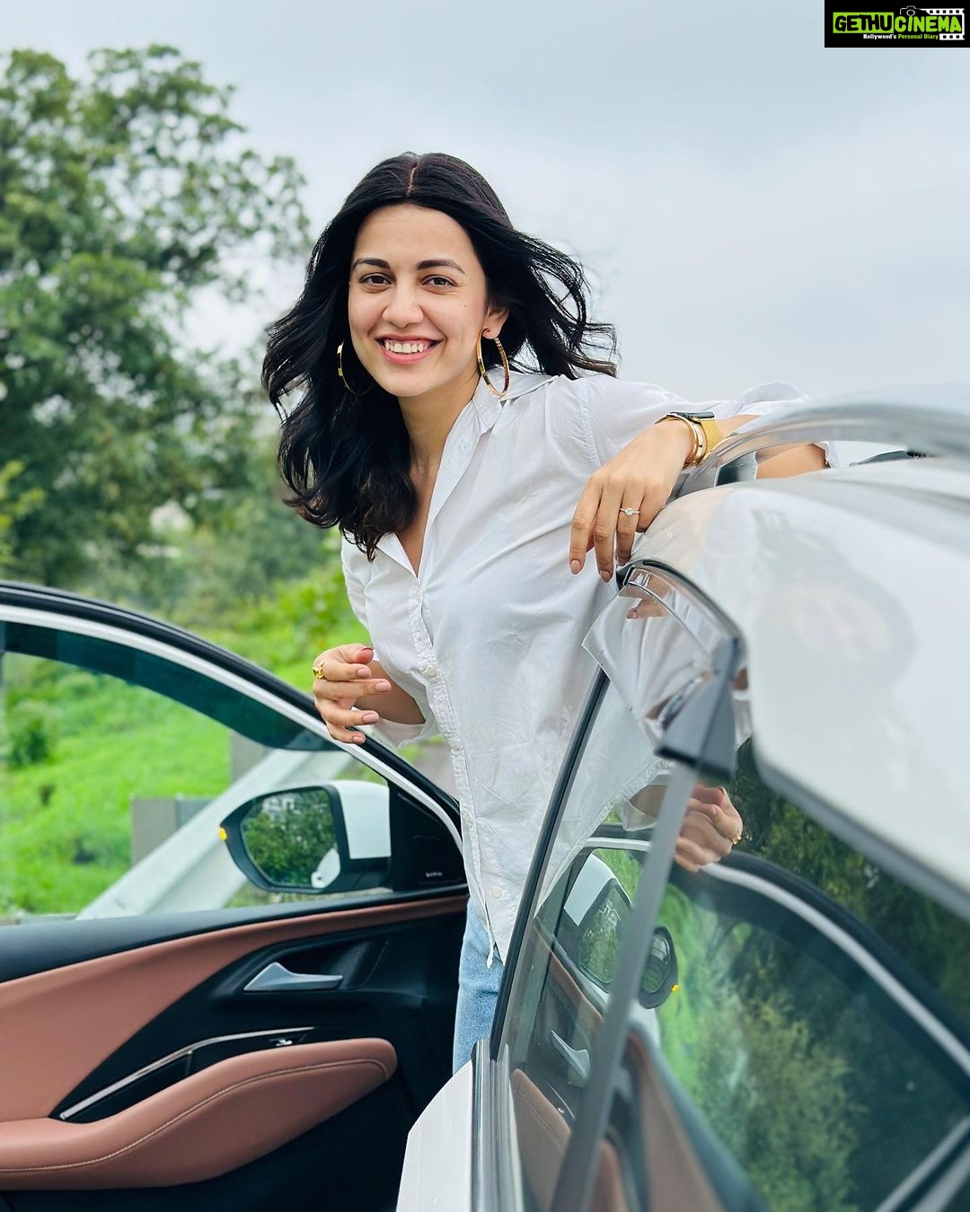 Esha Kansara Instagram – Lonavala Pune highway pe aake photo shoot nahi ...