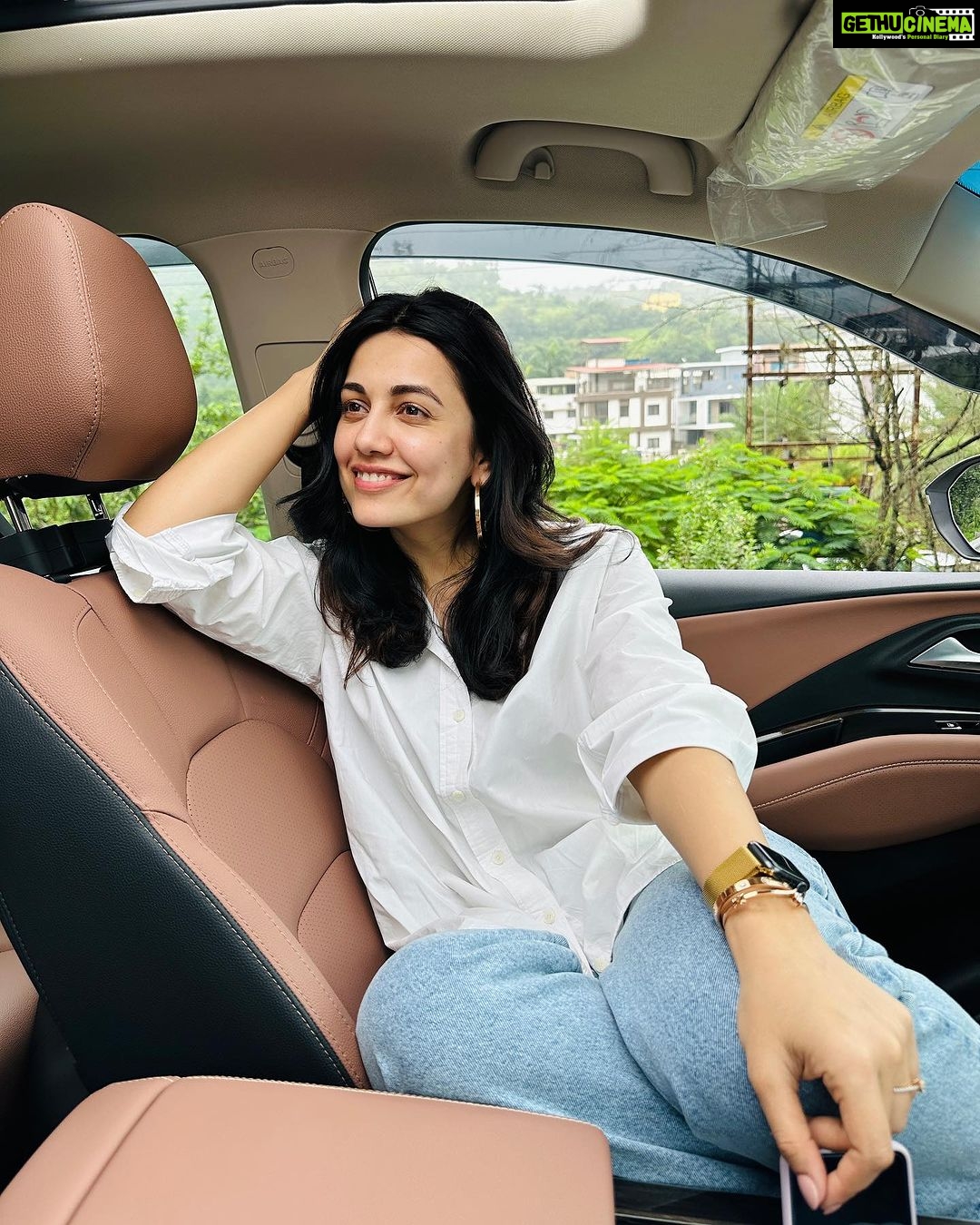 Esha Kansara Instagram – Lonavala Pune highway pe aake photo shoot nahi ...