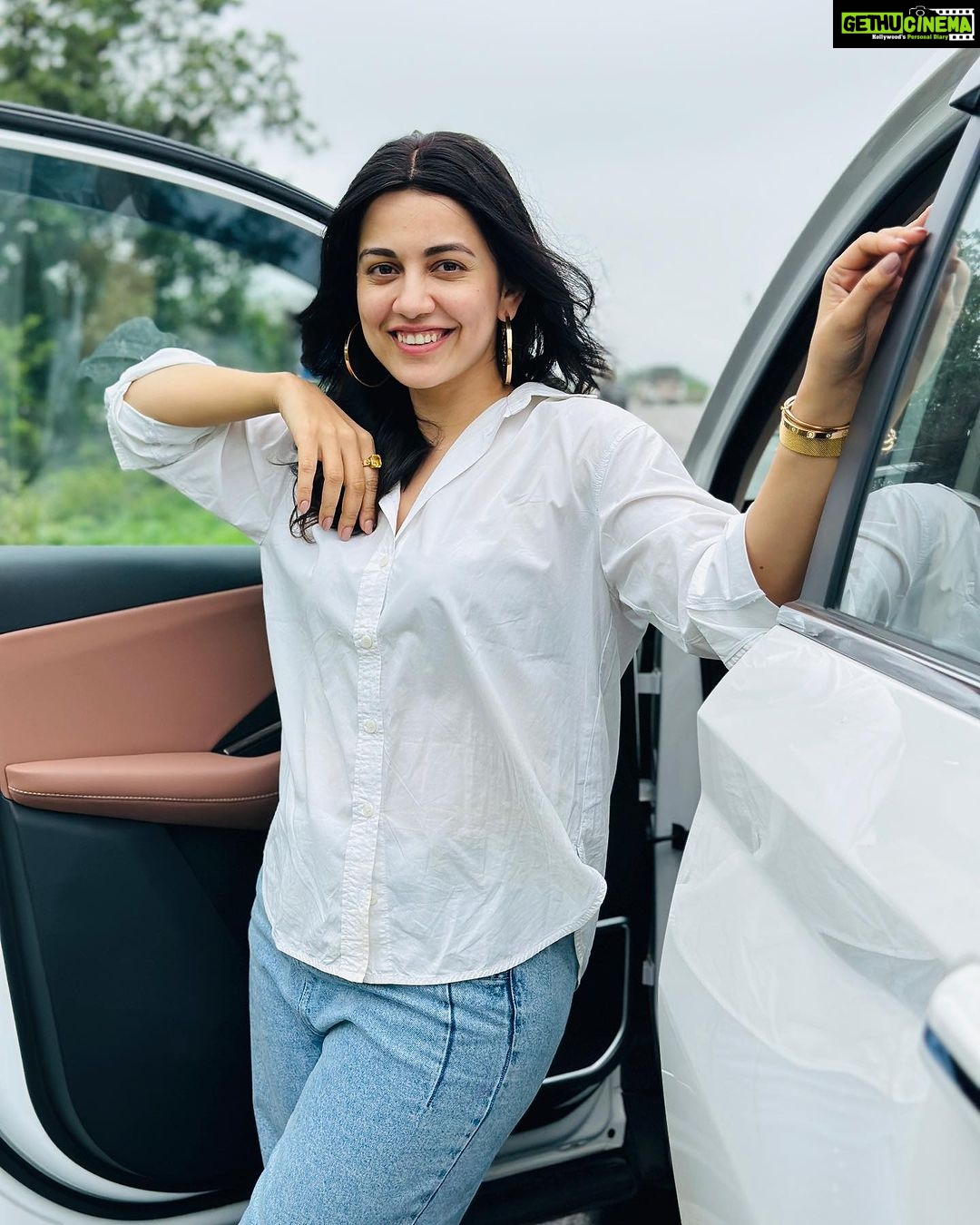 Esha Kansara Instagram – Lonavala Pune highway pe aake photo shoot nahi ...