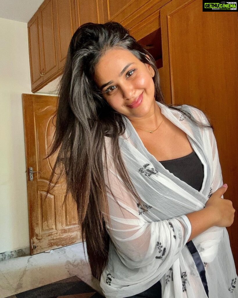 Actress Kanmani Manoharan HD Instagram Photos and Wallpapers October ...