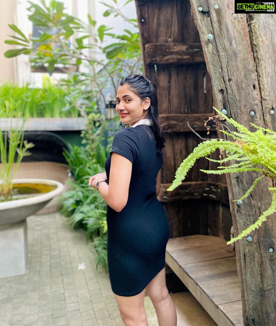 Actress Losliya Mariyanesan HD Instagram Photos and Wallpapers July ...