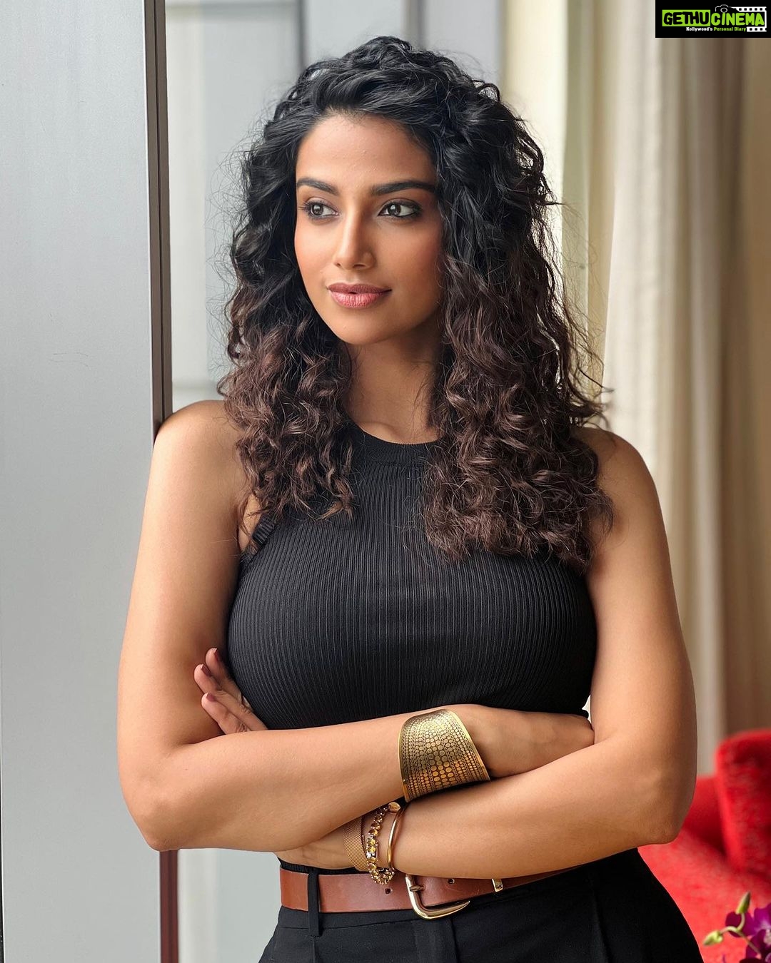 Actress Meenakshi Chaudhary HD Instagram Photos and Wallpapers July ...