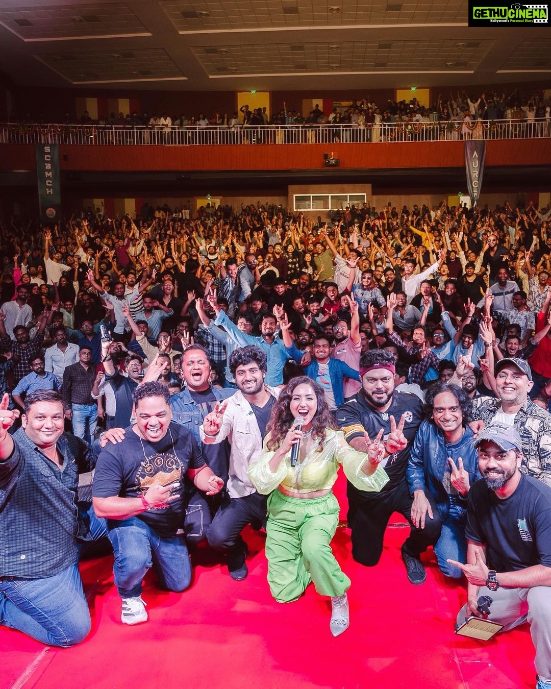 Singer Neeti Mohan HD Instagram Photos and Wallpapers August 2023 ...