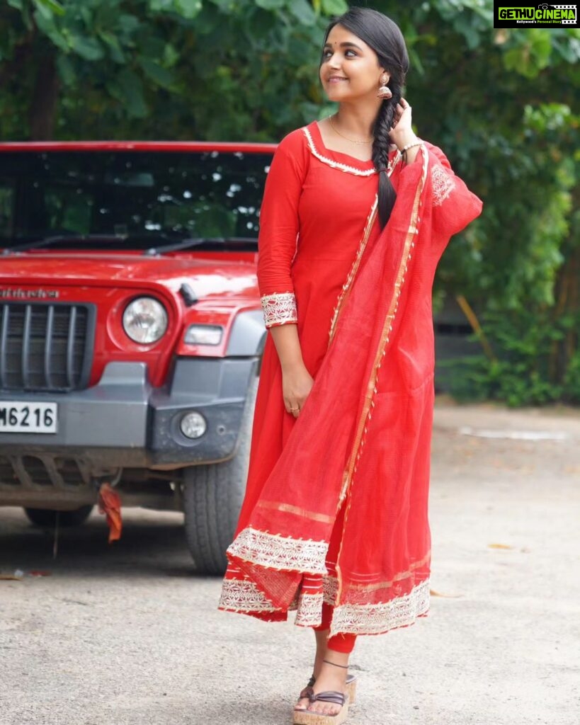 Actress Nisha Ravikrishnan HD Instagram Photos and Wallpapers October ...