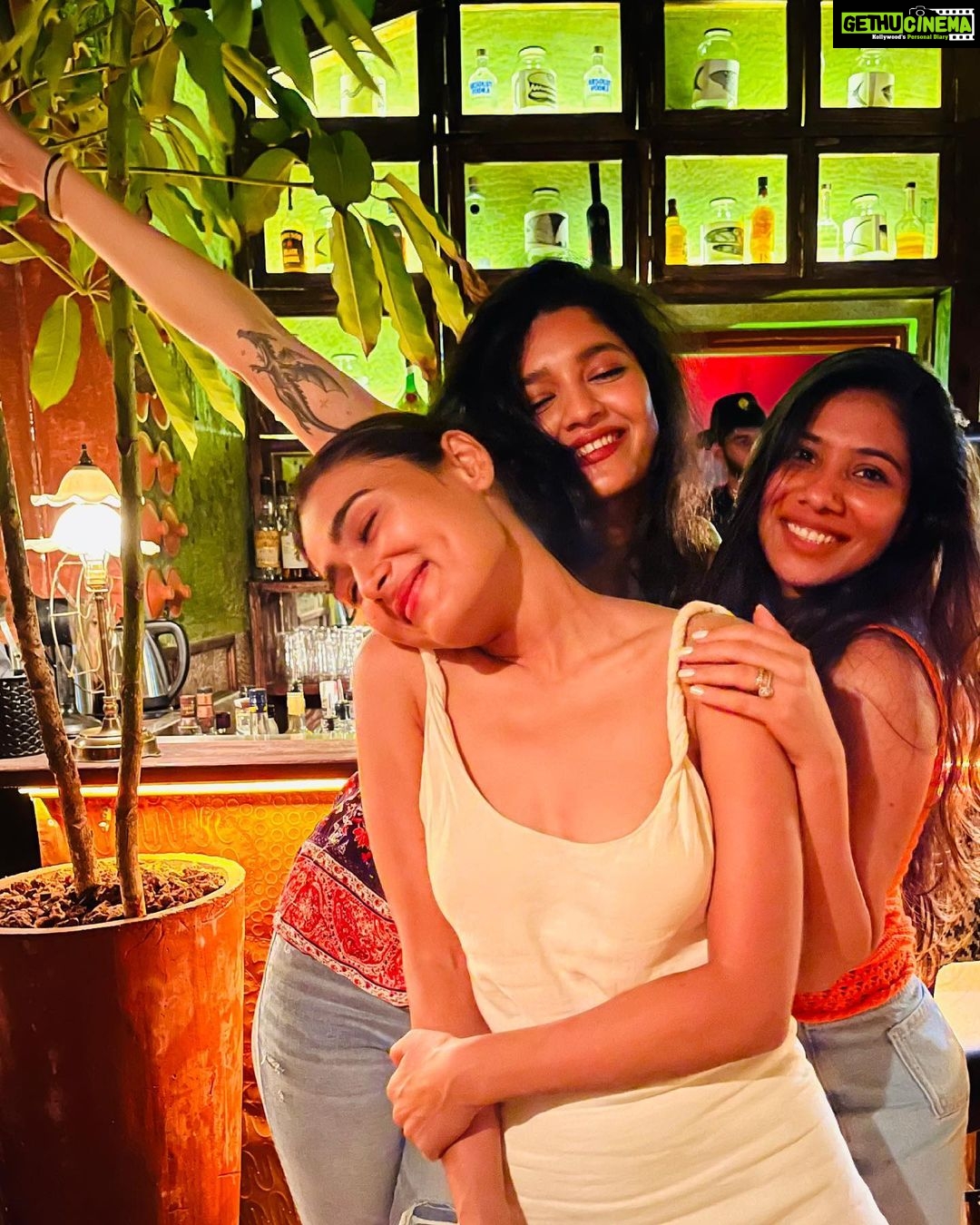 Ritika Singh Instagram Just A Goooood Night With My Girls🫶🏽 Room One