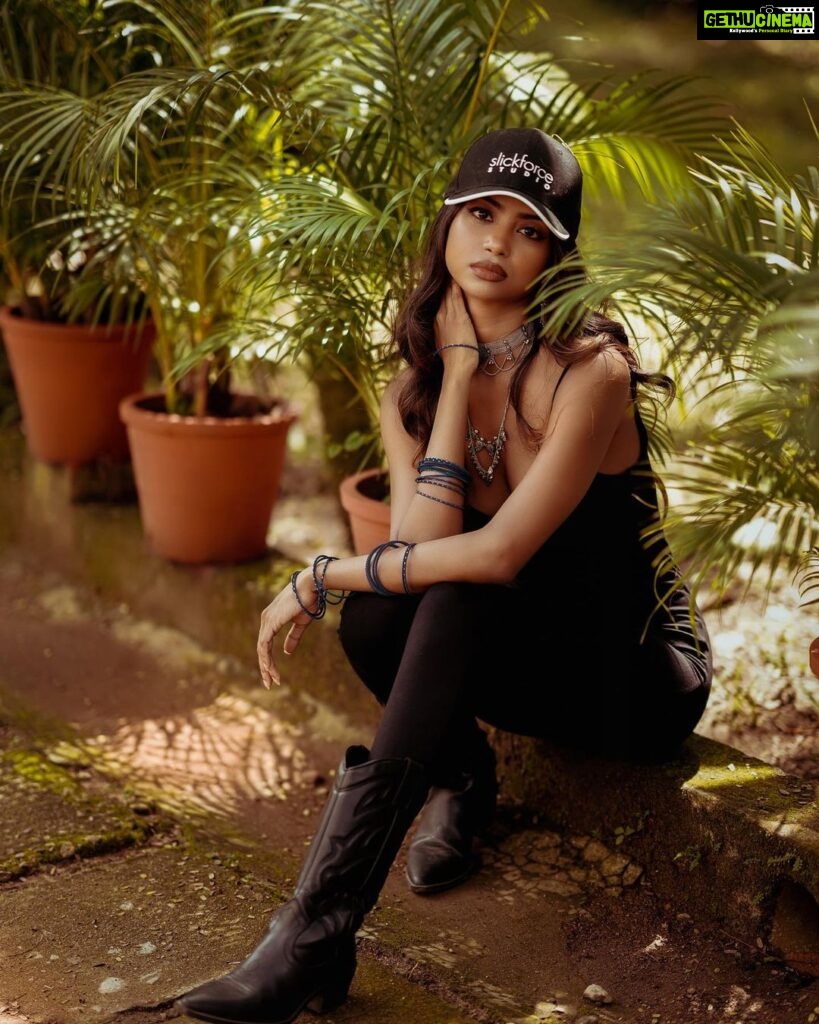 Actress Shaun Romy HD Instagram Photos and Wallpapers December 2022 ...