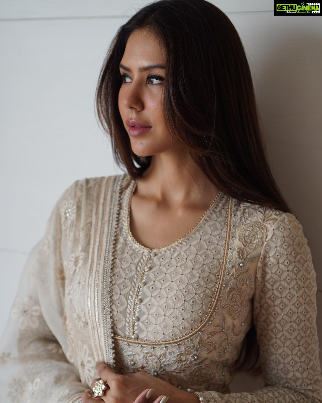 Sonam Bajwa Instagram – 🌝🌝🌝 | Gethu Cinema