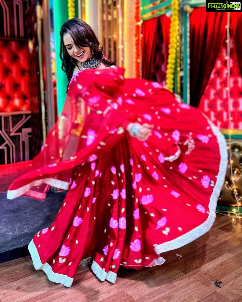 Actress Amruta Khanvilkar HD Instagram Photos and Wallpapers October ...