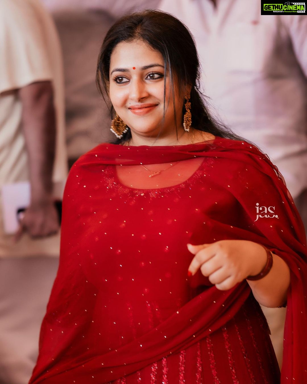 Anu Sithara Instagram – 🌸 📷 @jaseel.azeez | Gethu Cinema