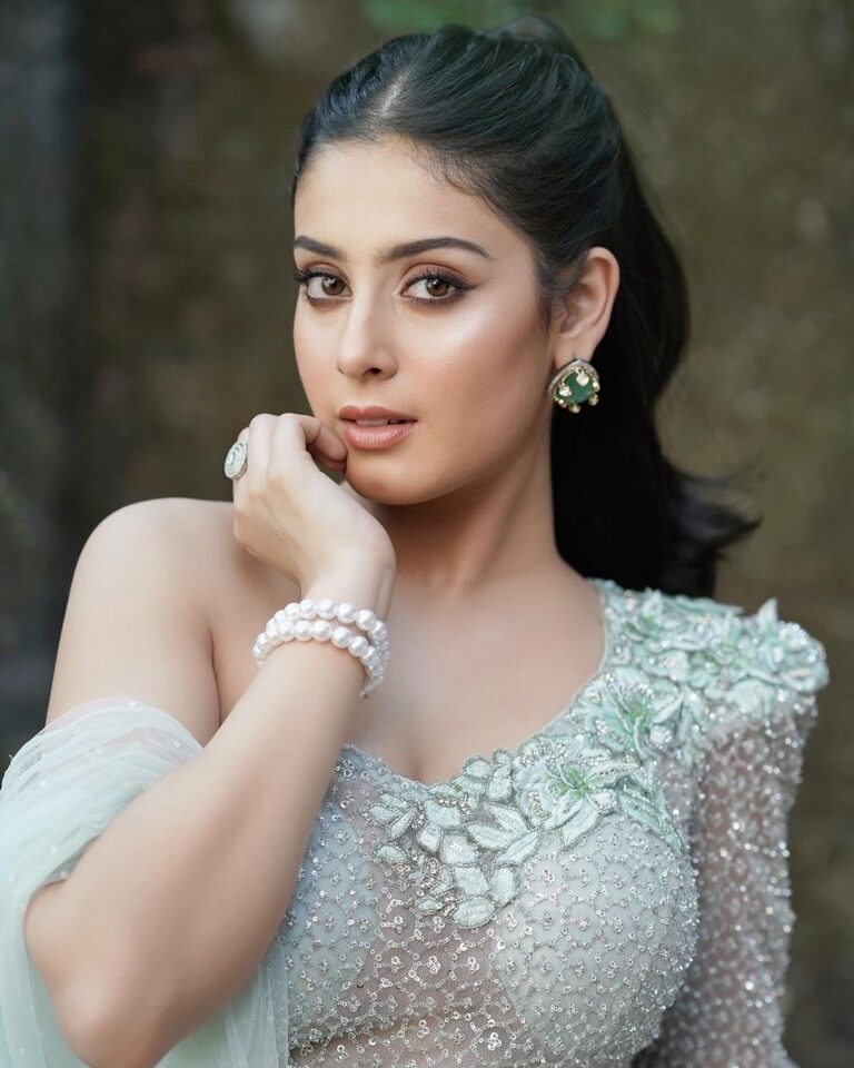 Isha Malviya Wiki, Biography, Age, Gallery, Spouse and more