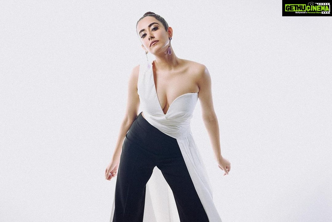 Actress Jonita Gandhi HD Instagram Photos and Wallpapers December 2023 ...