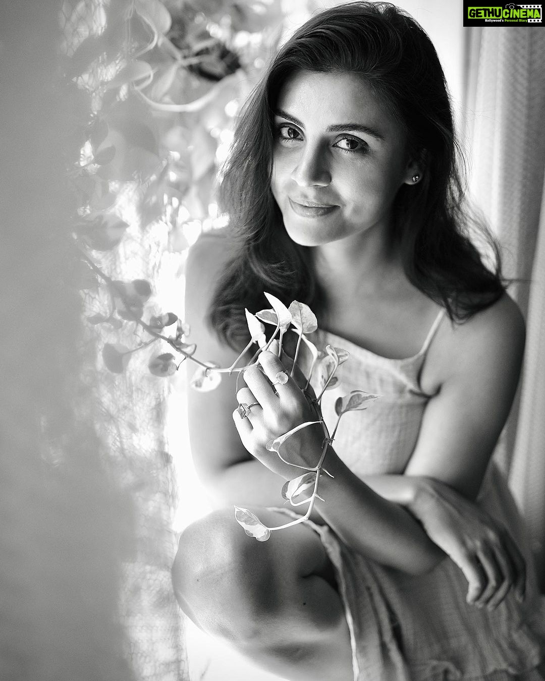 Malti Chahar Instagram – Iss Rangeen duniya me…hum black and white ...