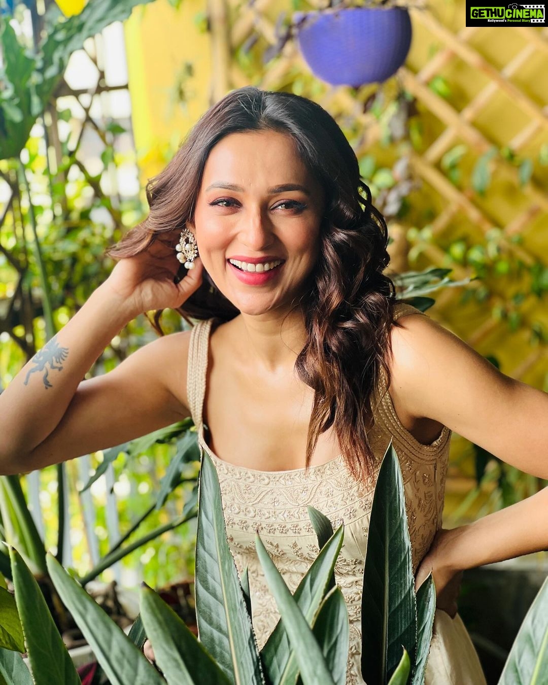 Actress Mimi Chakraborty HD Instagram Photos and Wallpapers October ...