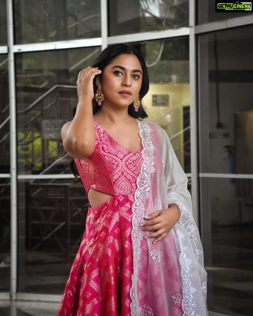 Actress Mrunmayee Deshpande HD Instagram Photos and Wallpapers ...