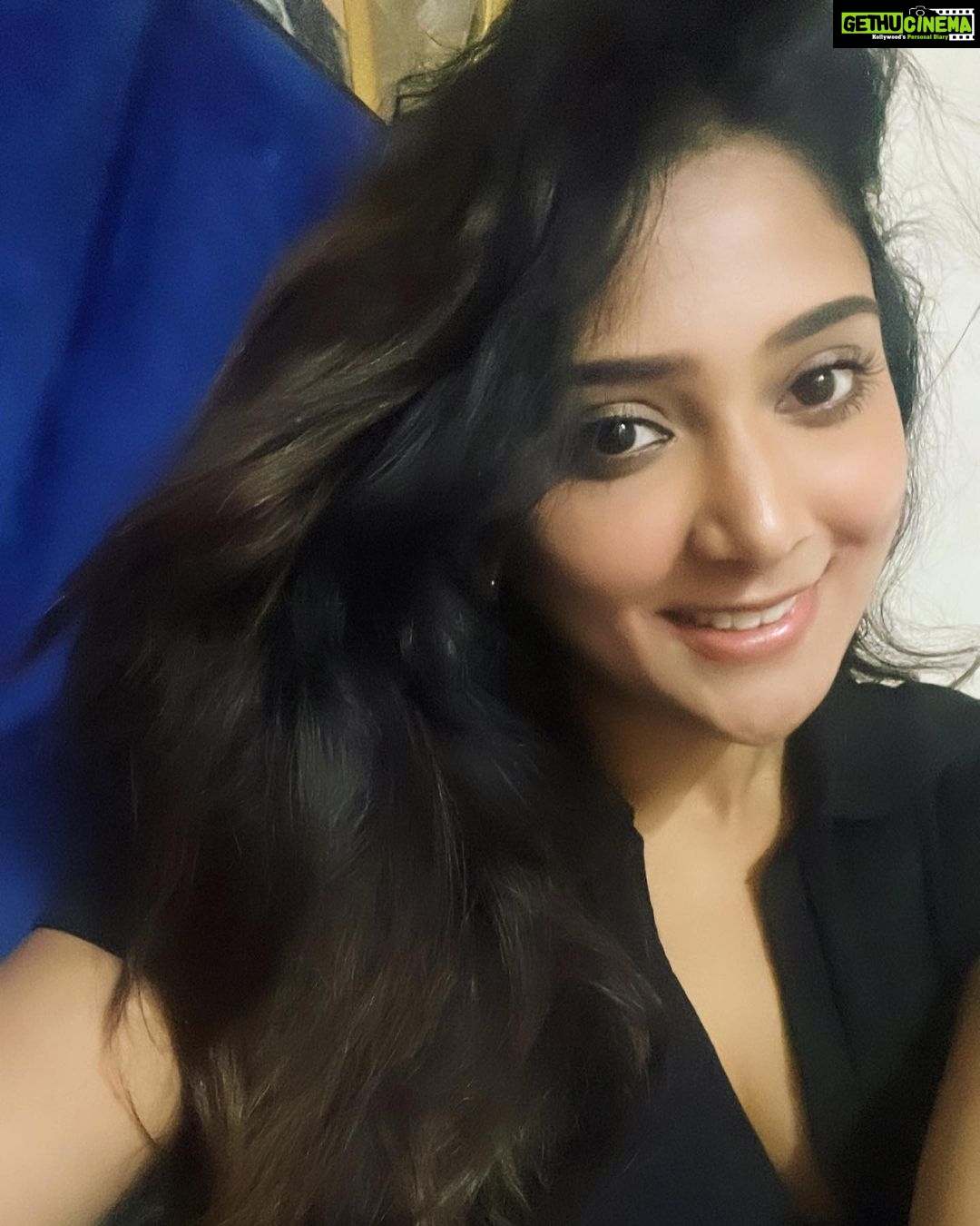 Natasha Doshi Instagram – That selfie generation 🤳🏻 Guilty as charged 😋 ...