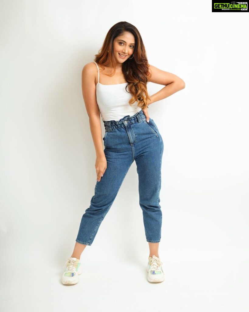 Actress Natasha Doshi HD Instagram Photos and Wallpapers April 2022 ...
