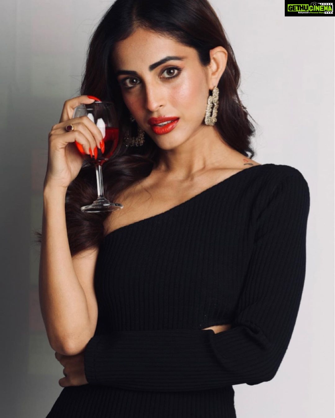 Actress Priya Banerjee HD Instagram Photos and Wallpapers April 2023 ...