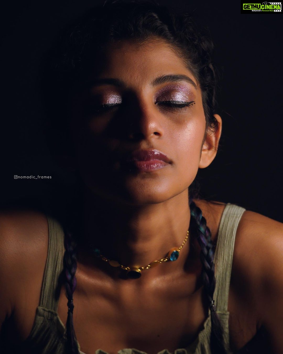 Actress Shruthi Rajanikanth HD Instagram Photos and Wallpapers October 2023 | Gethu Cinema