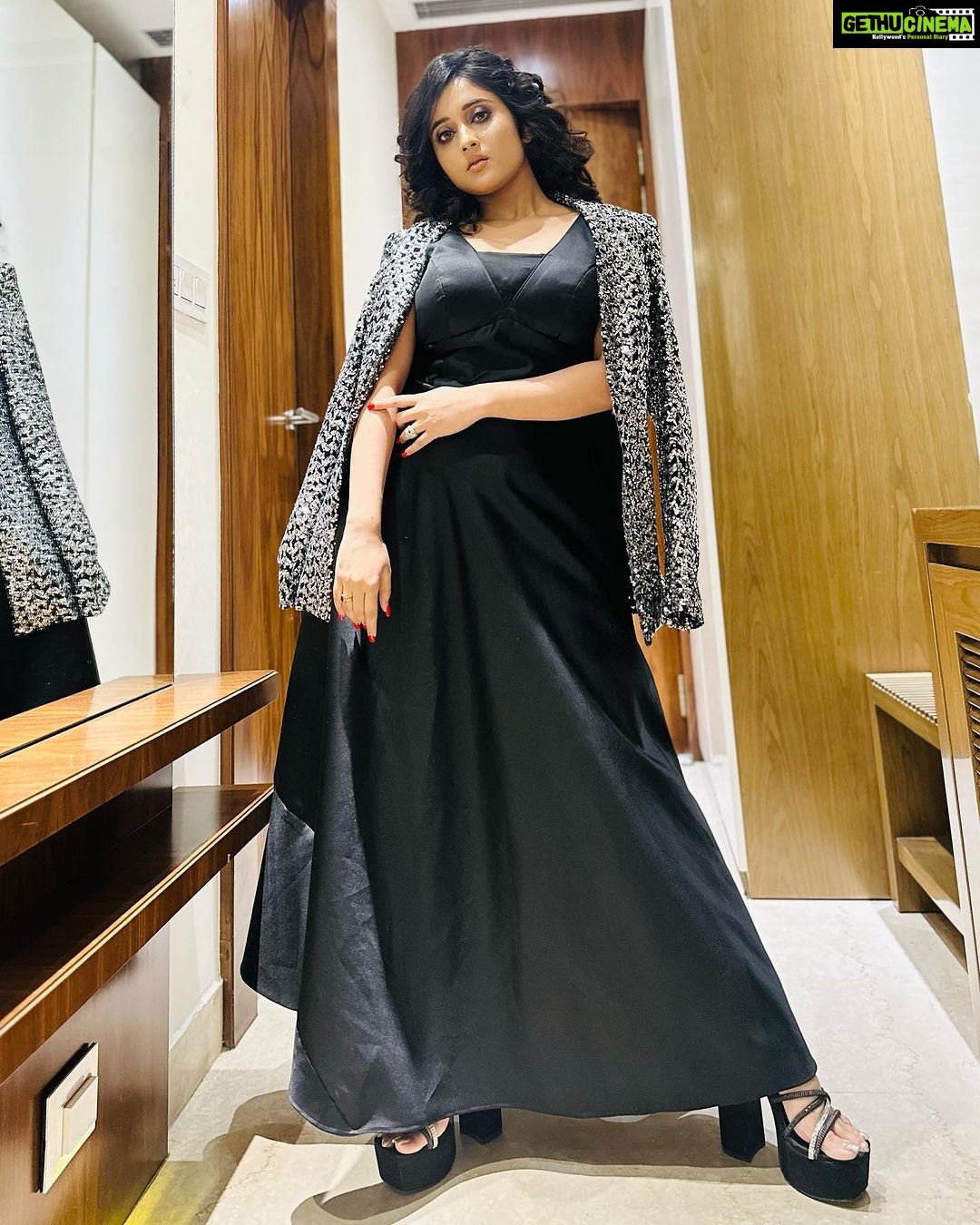 Soumitrisha Kundu Instagram – 🖤 STYLED by @rabhisek make up & hair ...