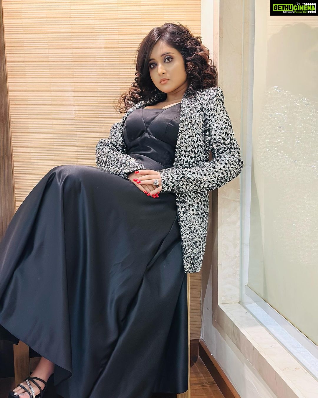 Soumitrisha Kundu Instagram – 🖤 STYLED by @rabhisek make up & hair ...