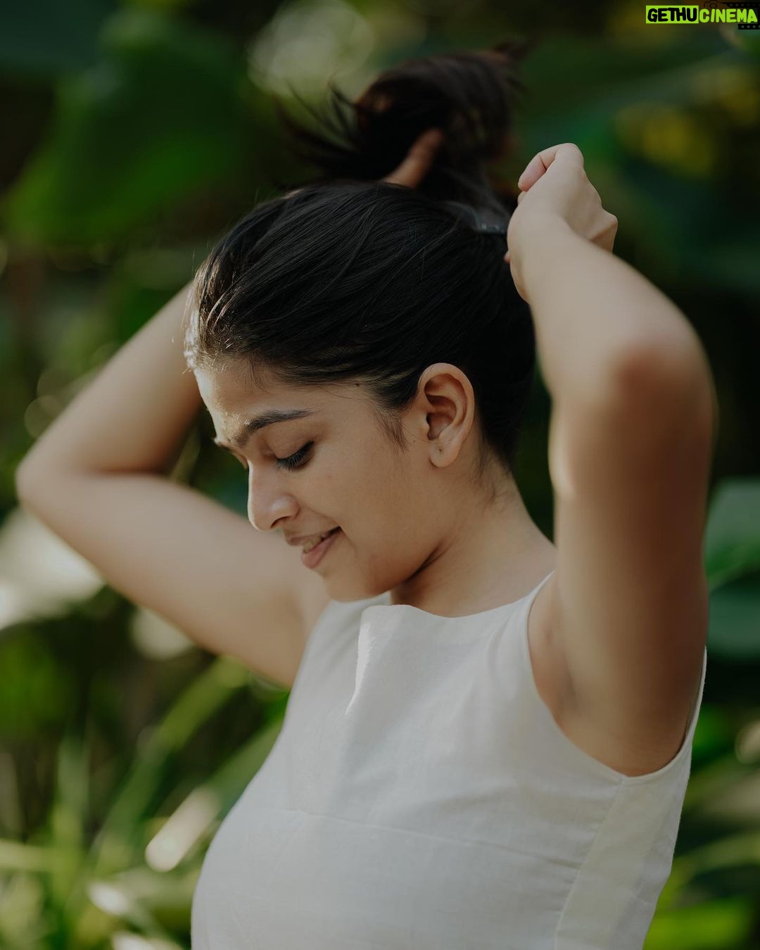 Actress Ananthika Sanilkumar HD Instagram Photos and Wallpapers April ...