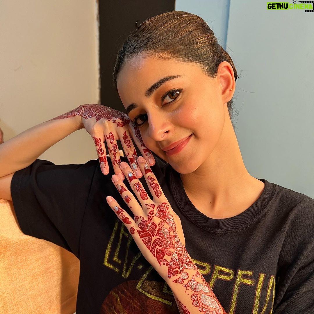 Ananya Panday Instagram – Nothing like a good dump 👨🏻‍🦲 | Gethu Cinema