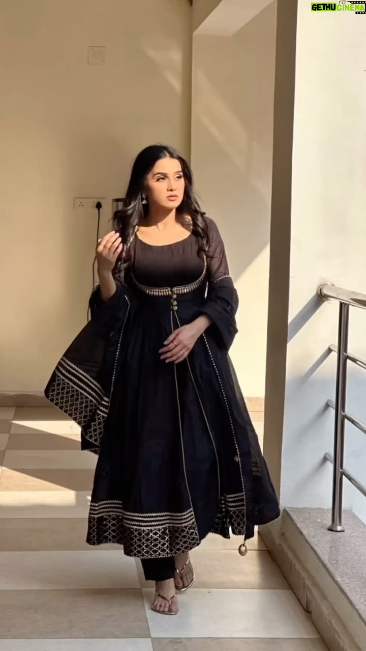 Anushka Kaushik Instagram – उम्र उम्रभर ना रहे तो क्या सादगी तो साथ ...