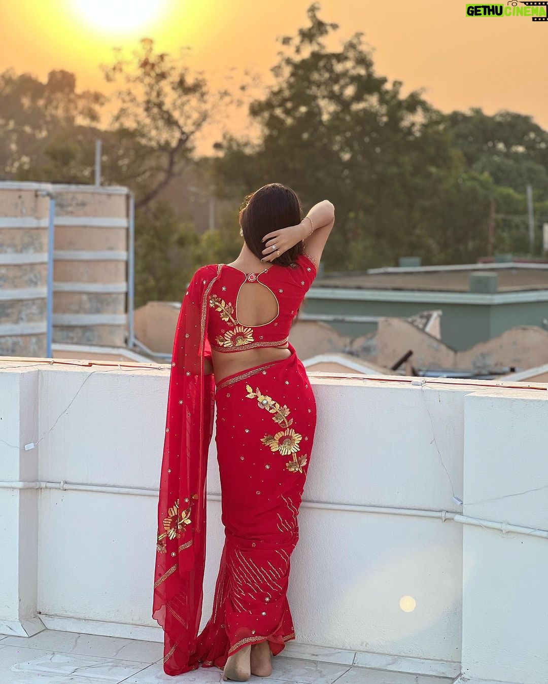 Cookies Swain Instagram – मैं ठहरी रही ज़मीं चलने लगी धड़का ये दिल साँस ...