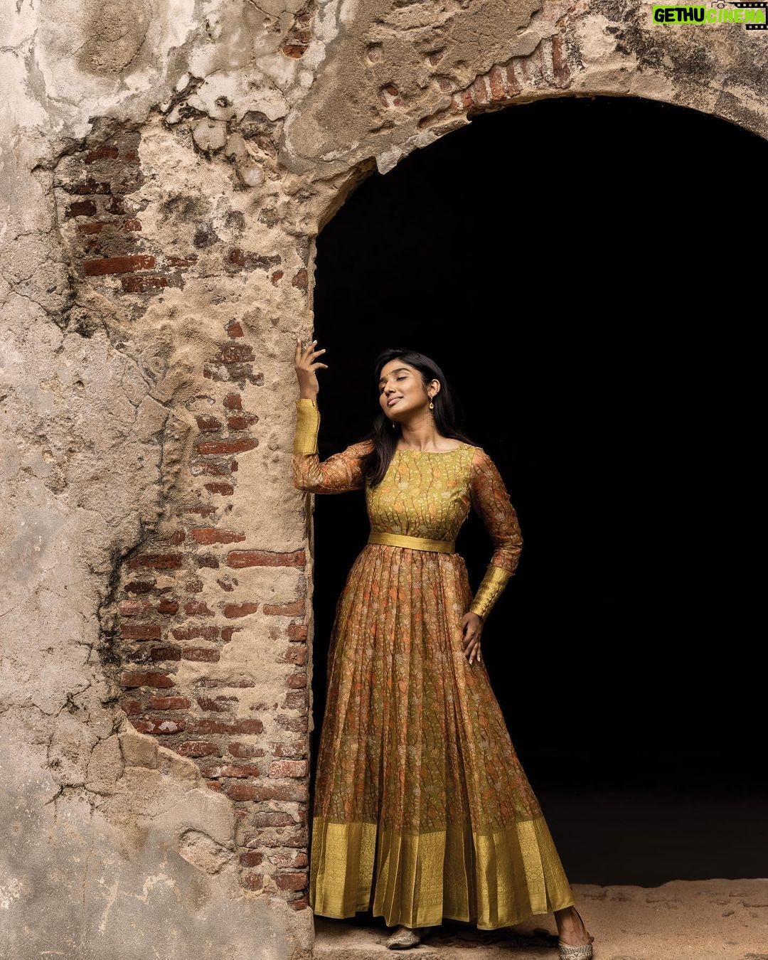 Deepika Venkatachalam Instagram – #DiwaliwithD Elegance in Royalty! ft @tamarachennai Are you ...