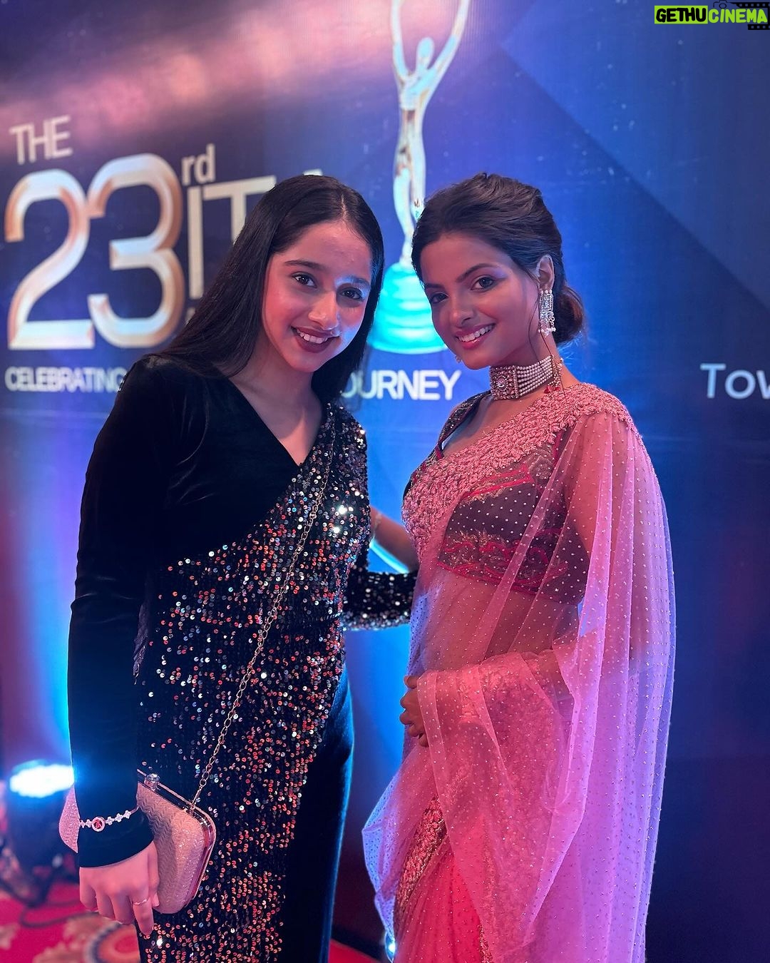 Deshna Dugad Instagram – Couldn’t resist myself from posting these!🩷💛 ...