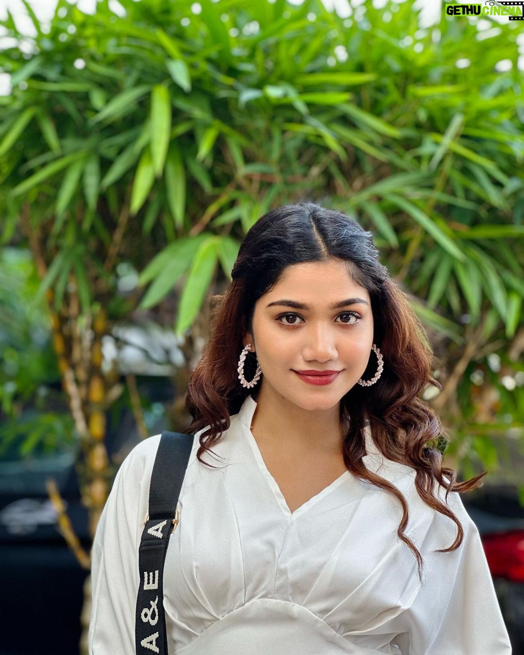 Jasnya Jayadeesh Instagram – In a white dress, enchantment is ...