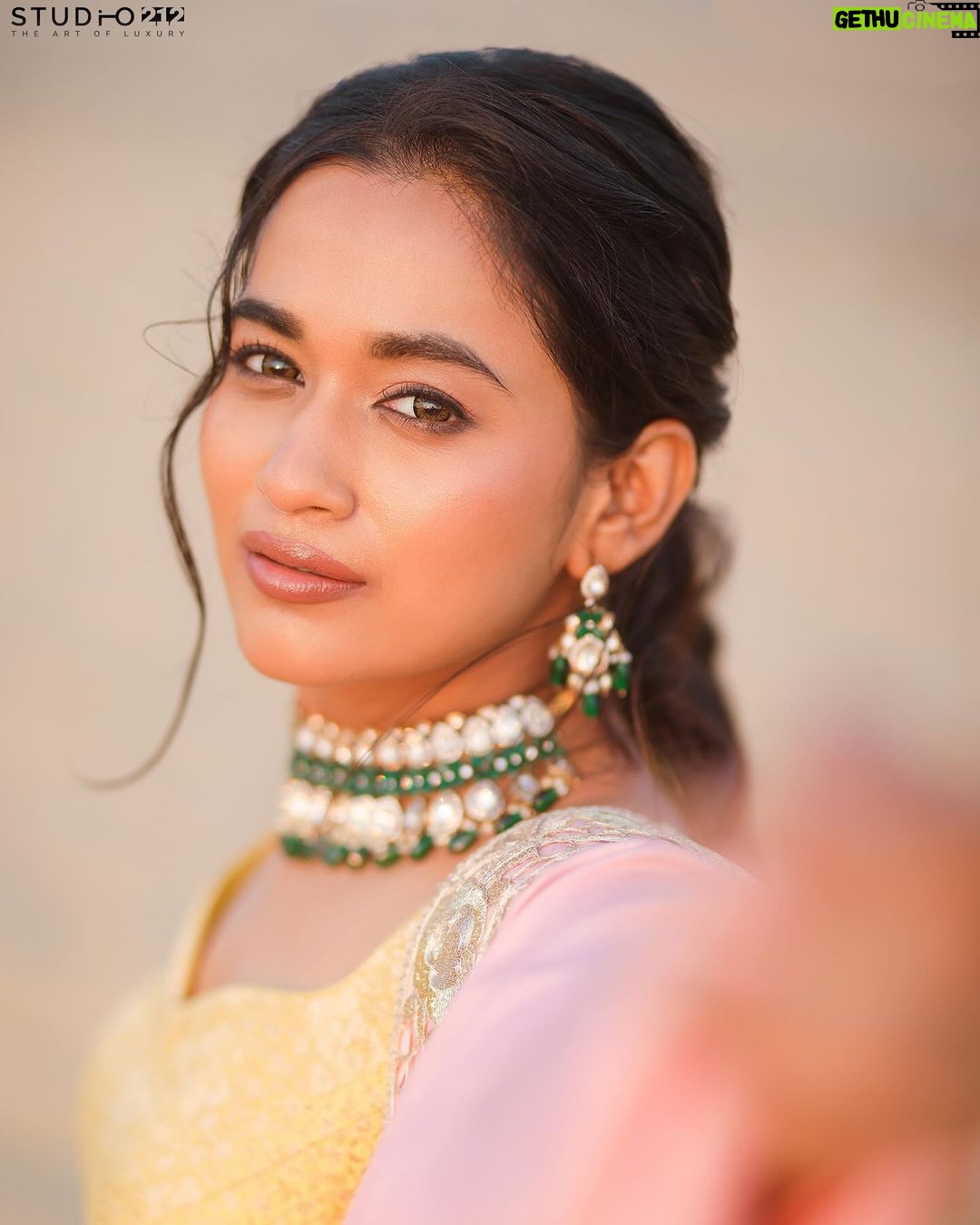 Kaavya Arivumani Instagram – Feelin goldyy in my element ⚜️👑 Ft @kaavyaarivumanioffl shot by ...