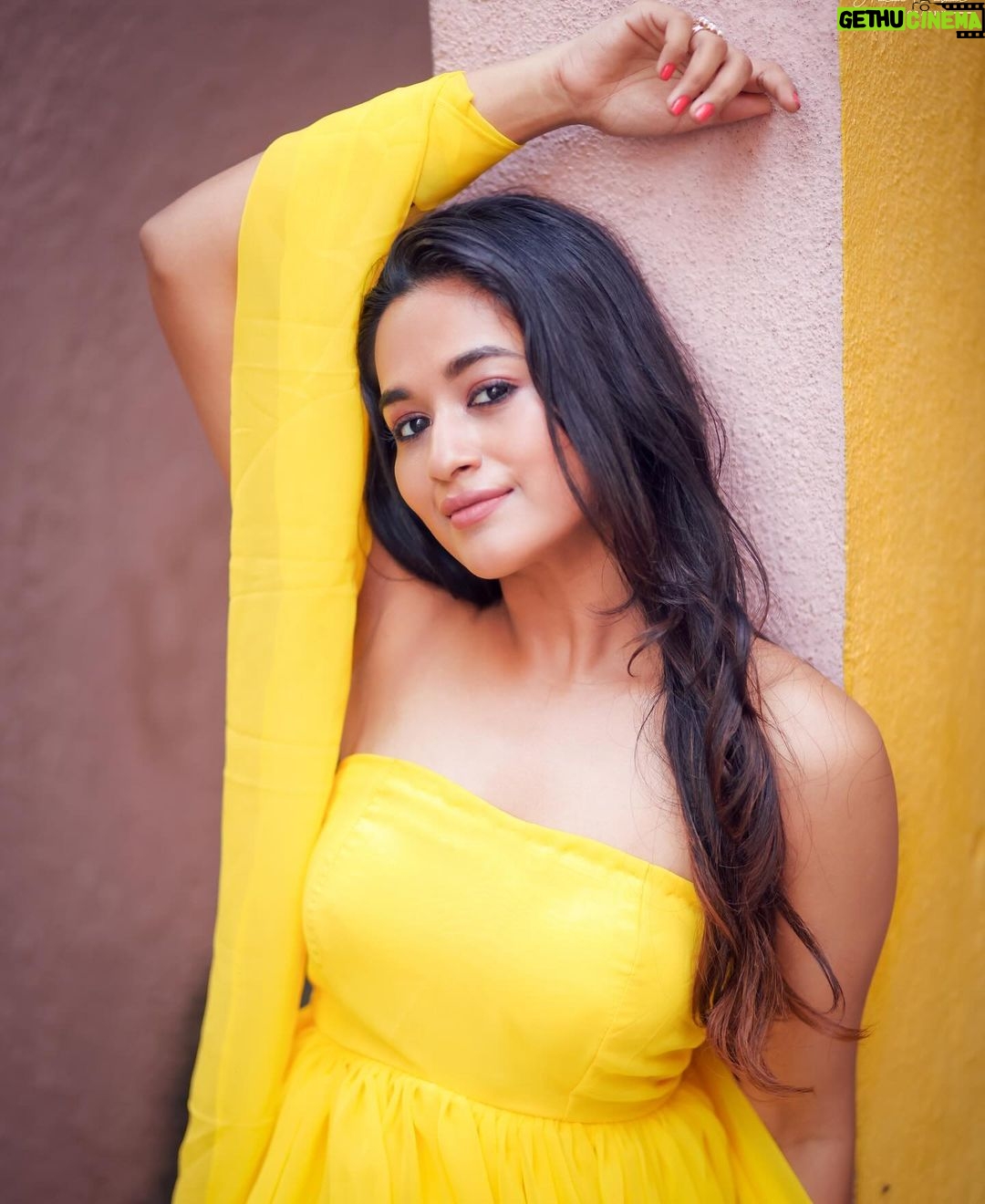 Kaavya Arivumani Instagram – Sunshine ☀️🌻 📸@haran_official_ 🩱@arudpa 💄 ...
