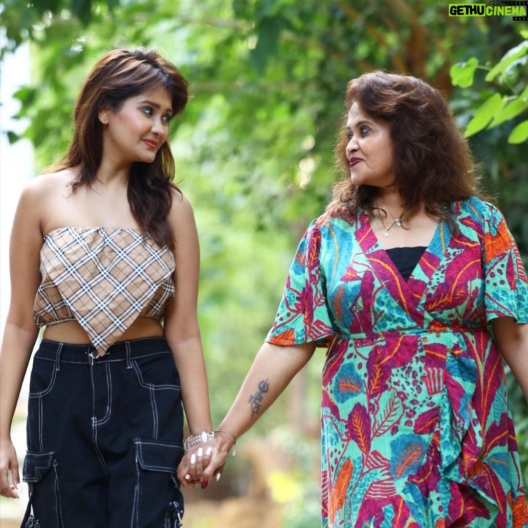 Kanchi Singh Instagram – Bas ye saat aur bohat sara pyaar @ramasingh19 ...