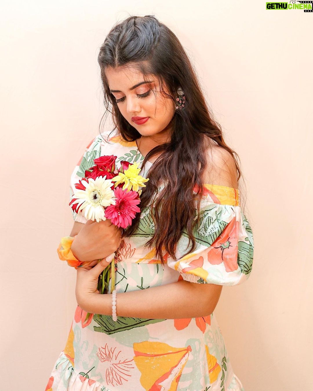 Ketaki Kulkarni Instagram – Feeling Flower-ful! 🌸 🥀 Wearing @15buttons MUA & hair @glamorous ...
