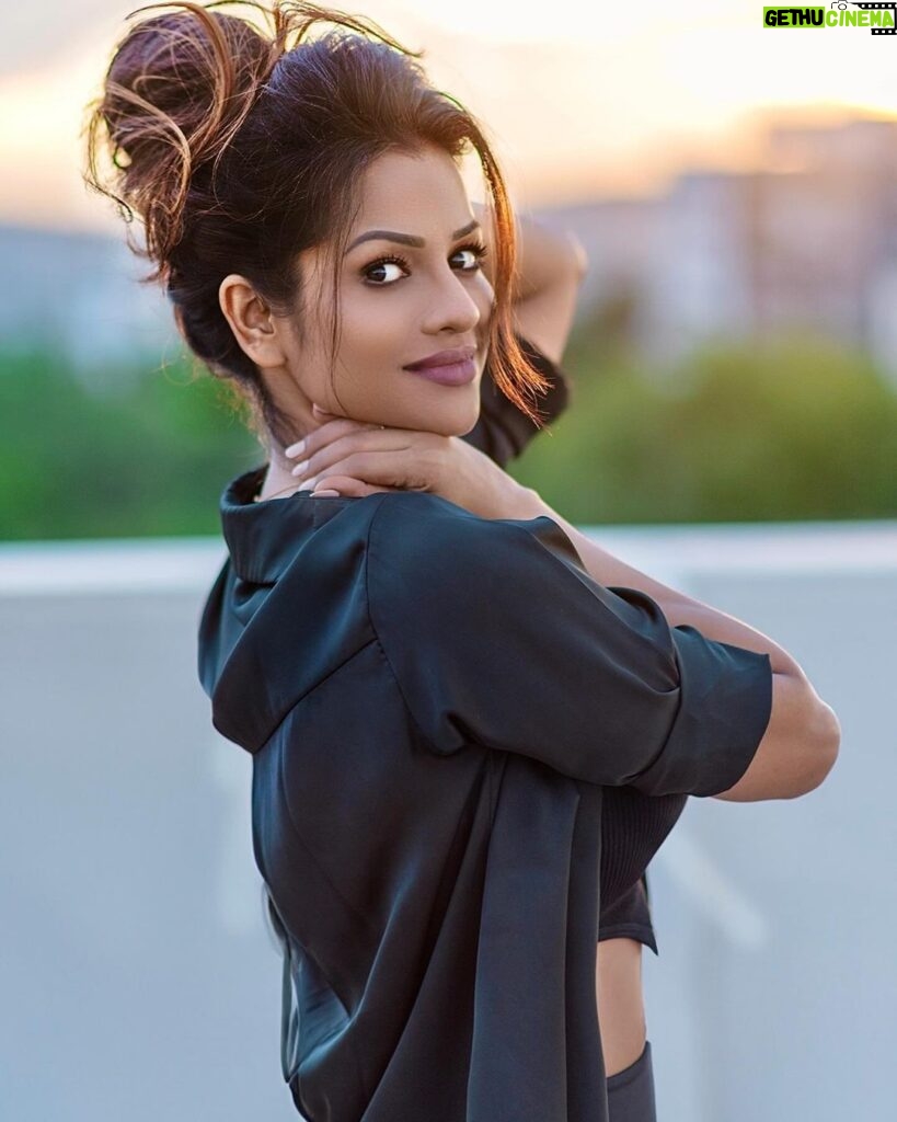 Actress Leesha HD Instagram Photos and Wallpapers December 2023 | Gethu ...