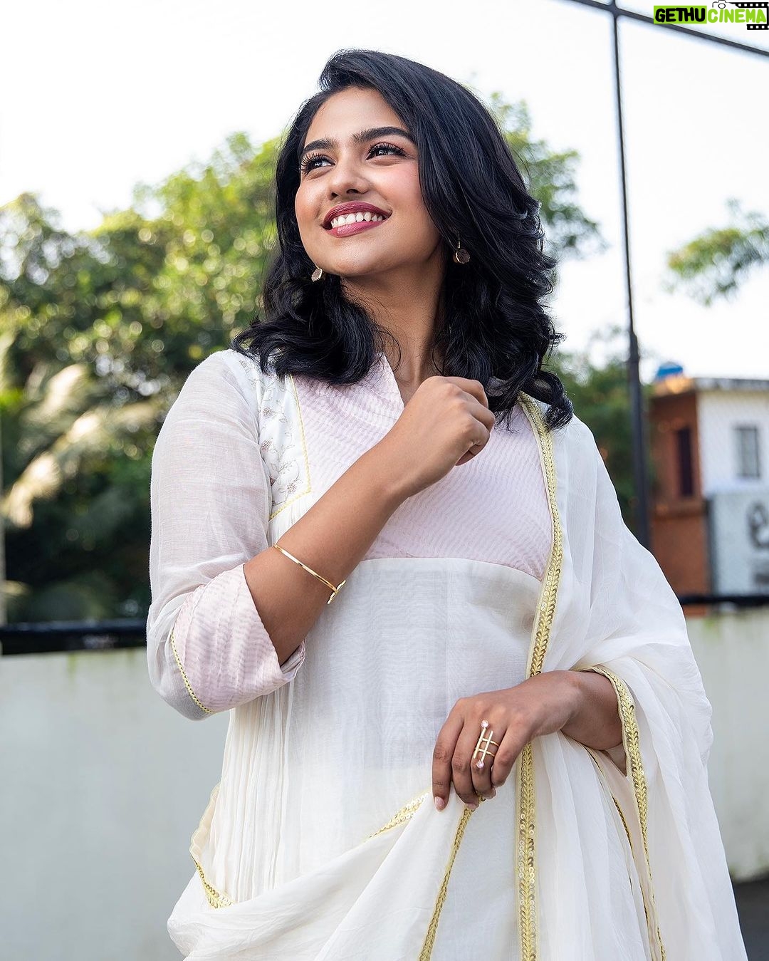 Mamitha Baiju Instagram – 🤍 Styling : @styyledbyjoe @joe_elize_joy MUAH ...