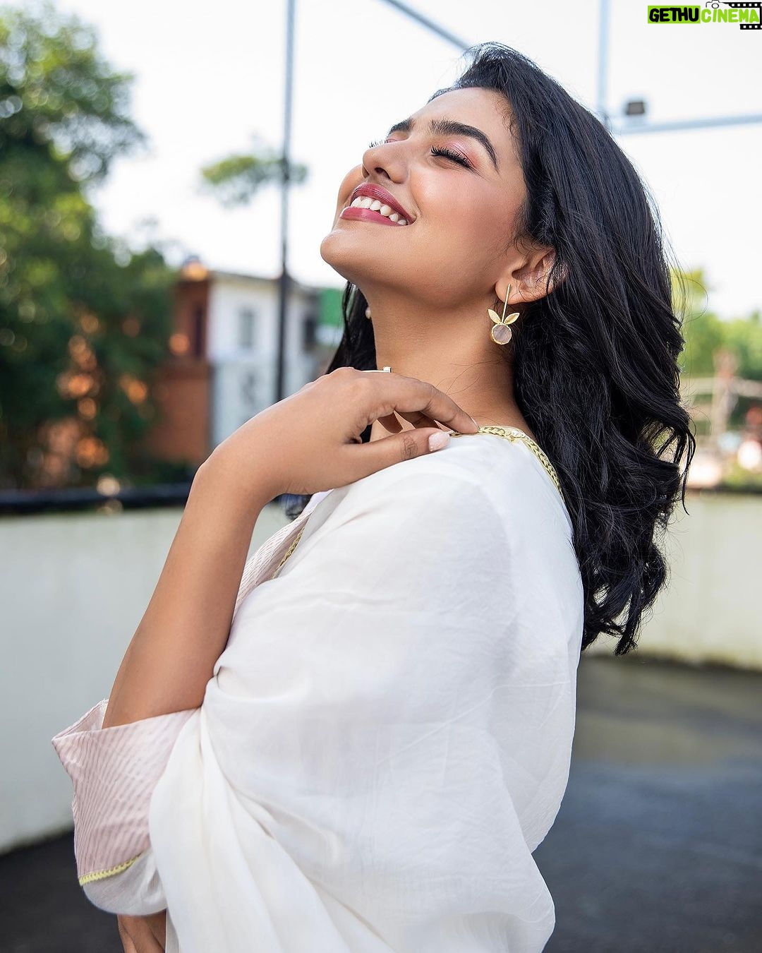 Mamitha Baiju Instagram – 🤍 Styling : @styyledbyjoe @joe_elize_joy MUAH ...