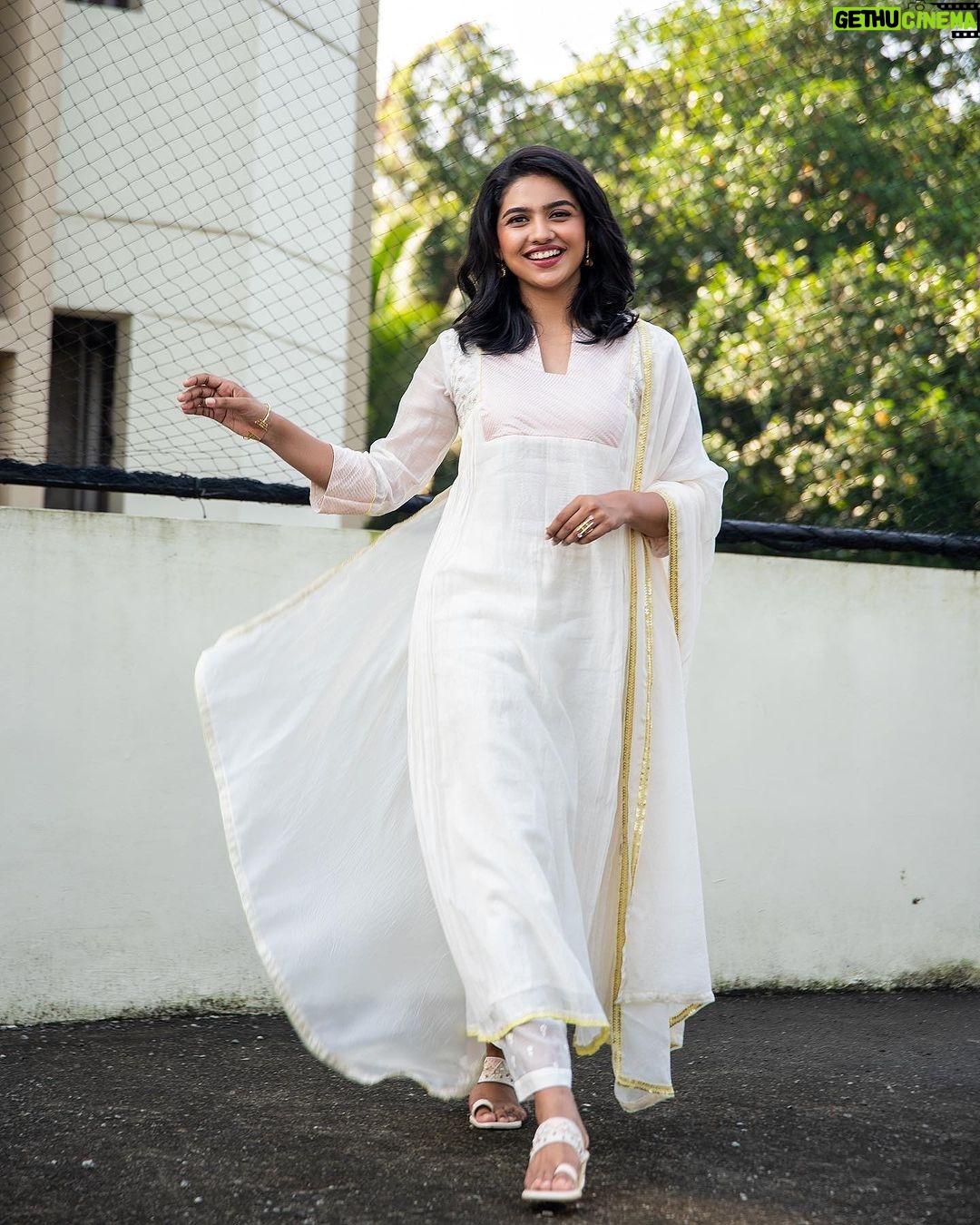 Actress Mamitha Baiju HD Instagram Photos and Wallpapers November 2023 ...