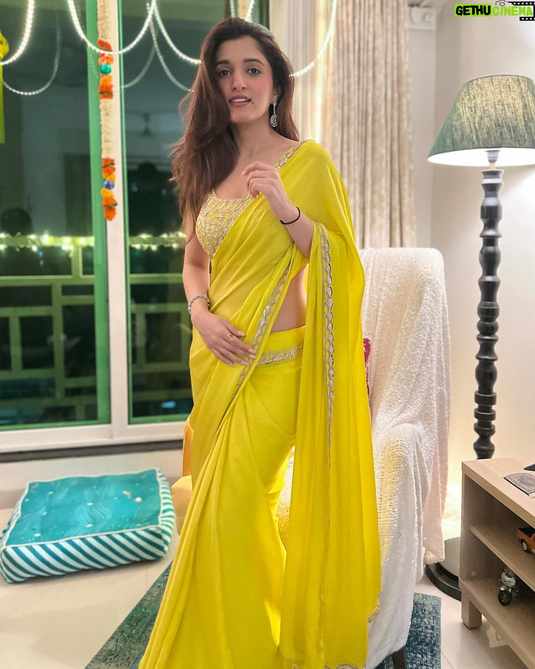 Nidhi Shah Instagram – Hameshaa ishq mein hi jeena 💚 . . . . Saree by ...