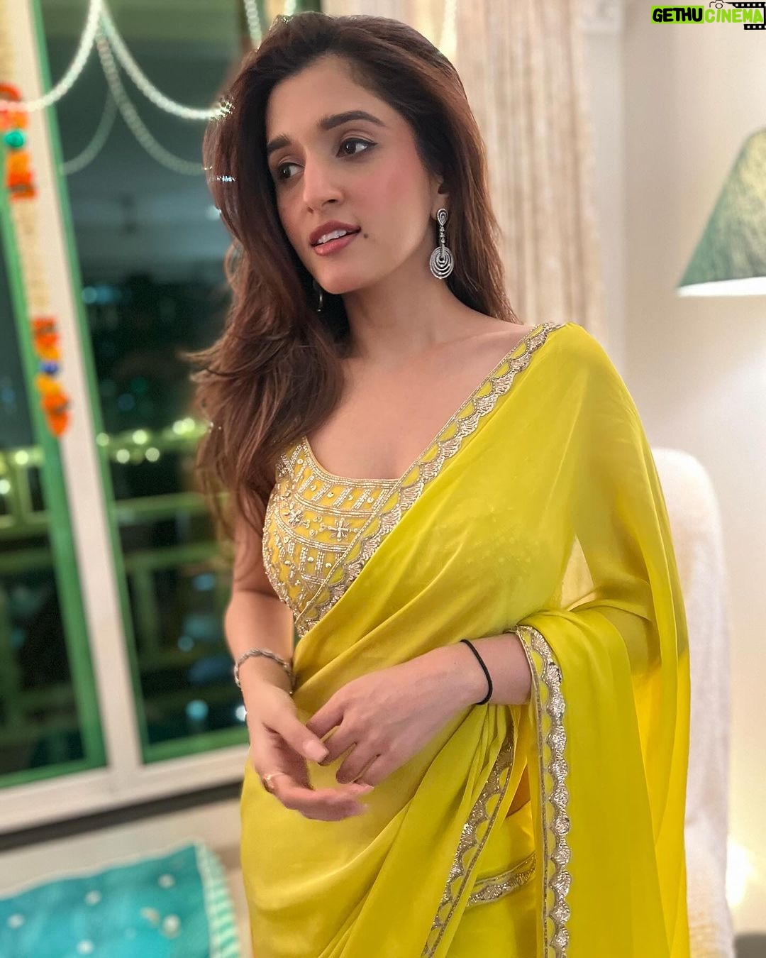 Nidhi Shah Instagram – Hameshaa ishq mein hi jeena 💚 . . . . Saree by ...